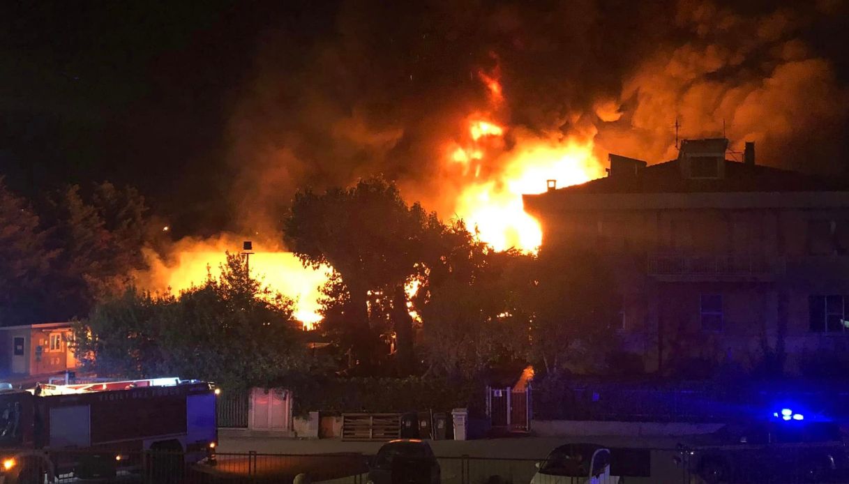 Incendio in zona Baraccola ad Ancona: fiamme in un'azienda, fumo nero ...
