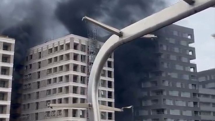 Il video dell'incendio a Londra in un cantiere edile a Canning Town, 70 ...