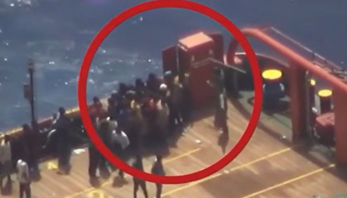 Il video delle violenze della guardia costiera libica che prende a ...