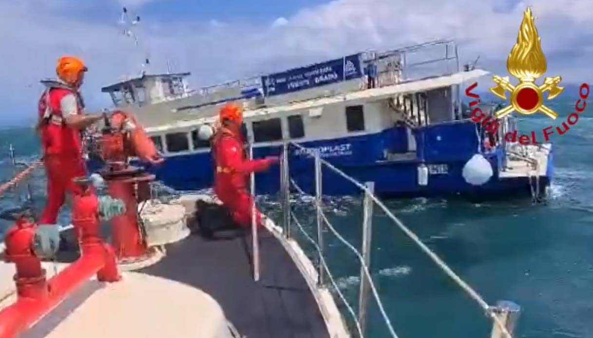 Motonave Audace rischia di affondare a Grado vicino Trieste, salvati tutti i 76 passeggeri ...