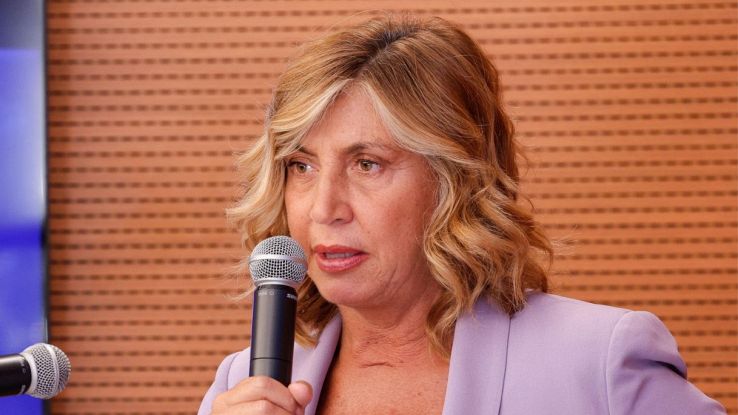 Simona Brachetti a Pomeriggio Cinque News al posto di Myrta Merlino ...