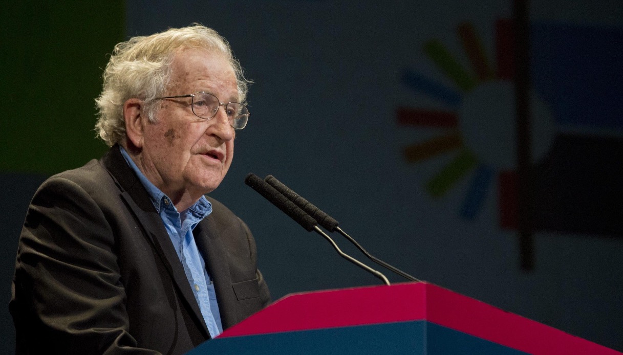 Morto il linguista Noam Chomsky? La moglie Valeria Wasserman smentisce ...