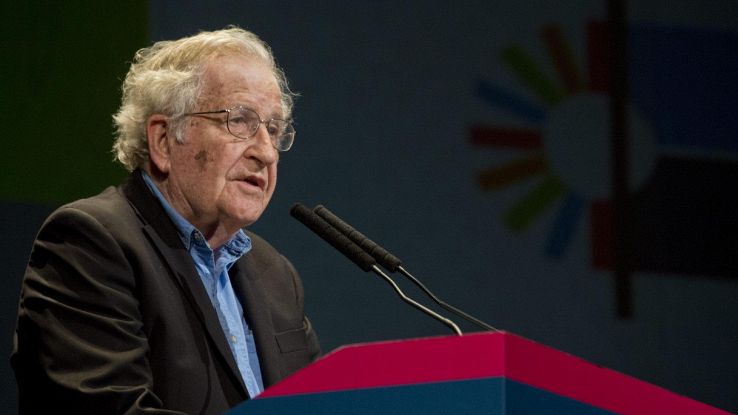 Morto il linguista Noam Chomsky? La moglie Valeria Wasserman smentisce ...