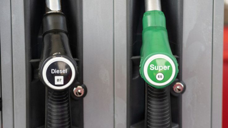 Prezzi di benzina e diesel ancora in calo venerdì 7 giugno: quanto ...