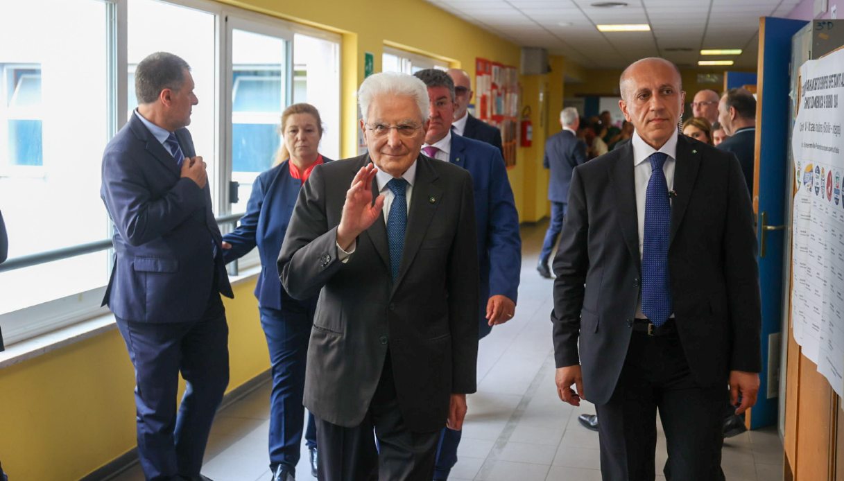Sergio Mattarella vota a Palermo, l’applauso al capo dello Stato nella ...