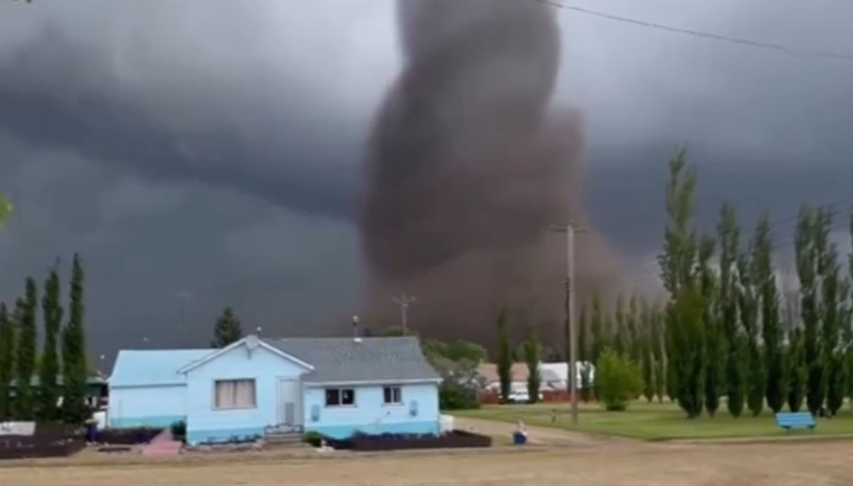 Il video del tornado a Edberg nell'Alberta in Canada, le immagini sono ...