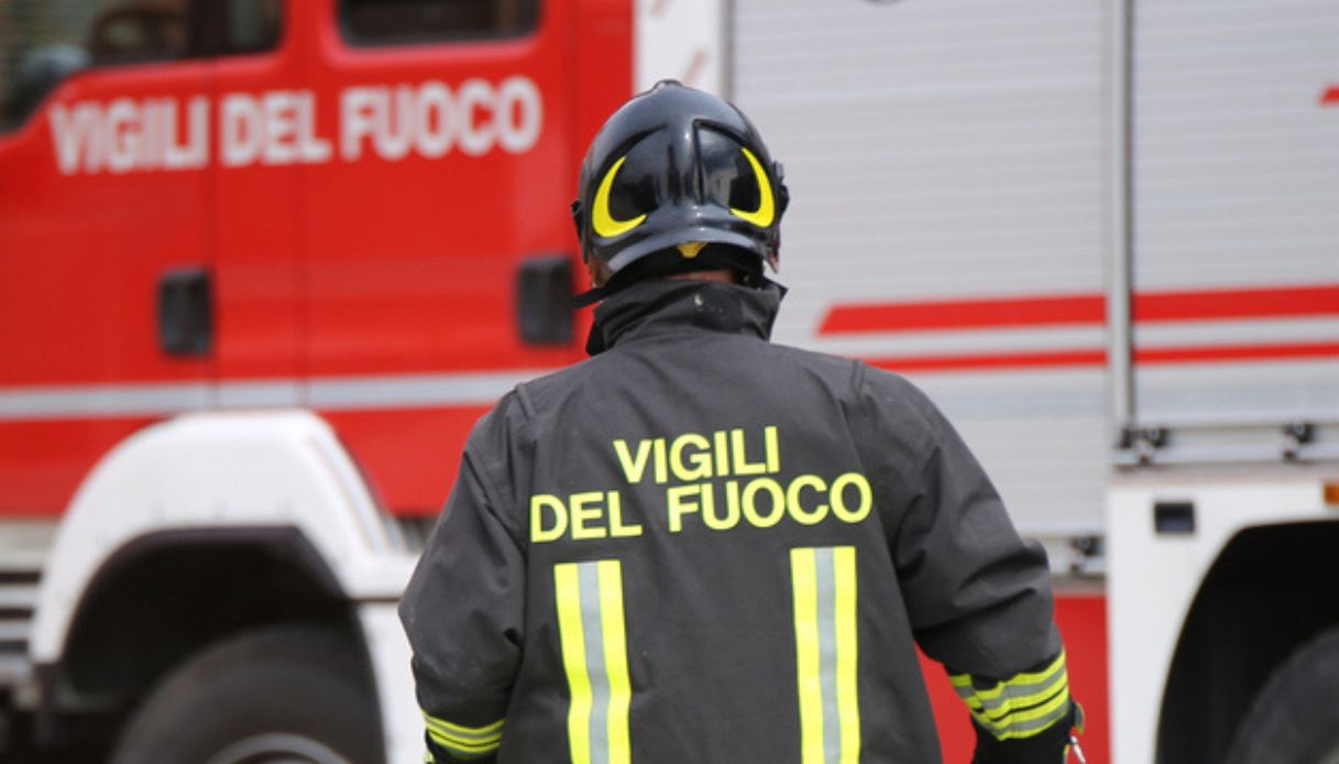 Incendio nel quartiere Vigne Nuove di Roma vicino un asilo e un ...