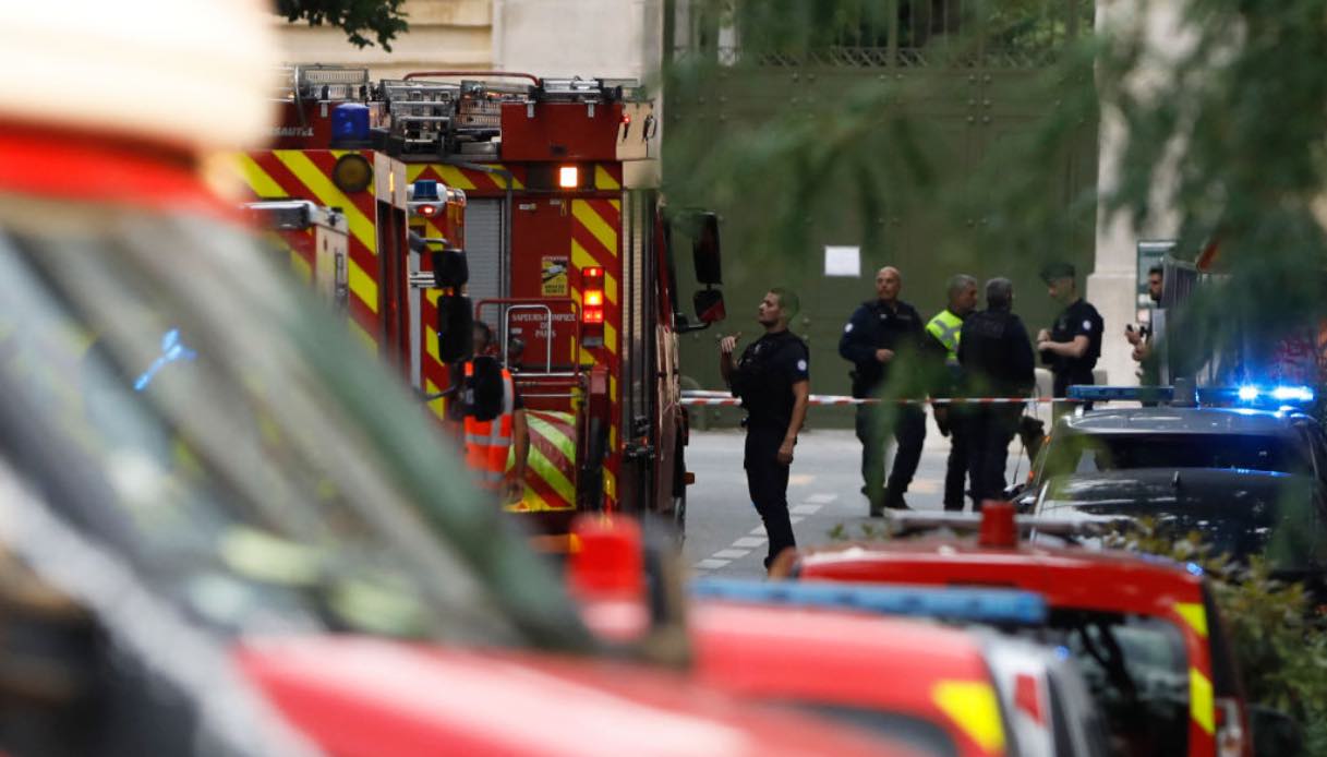 Auto piomba sui tavolini del ristorante a Parigi, un morto e feriti ...
