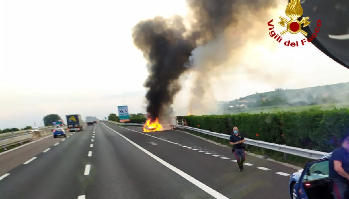 Auto in fiamme sull'A1 Roma-Napoli a Santa Maria Capua Vetere, incendio ...