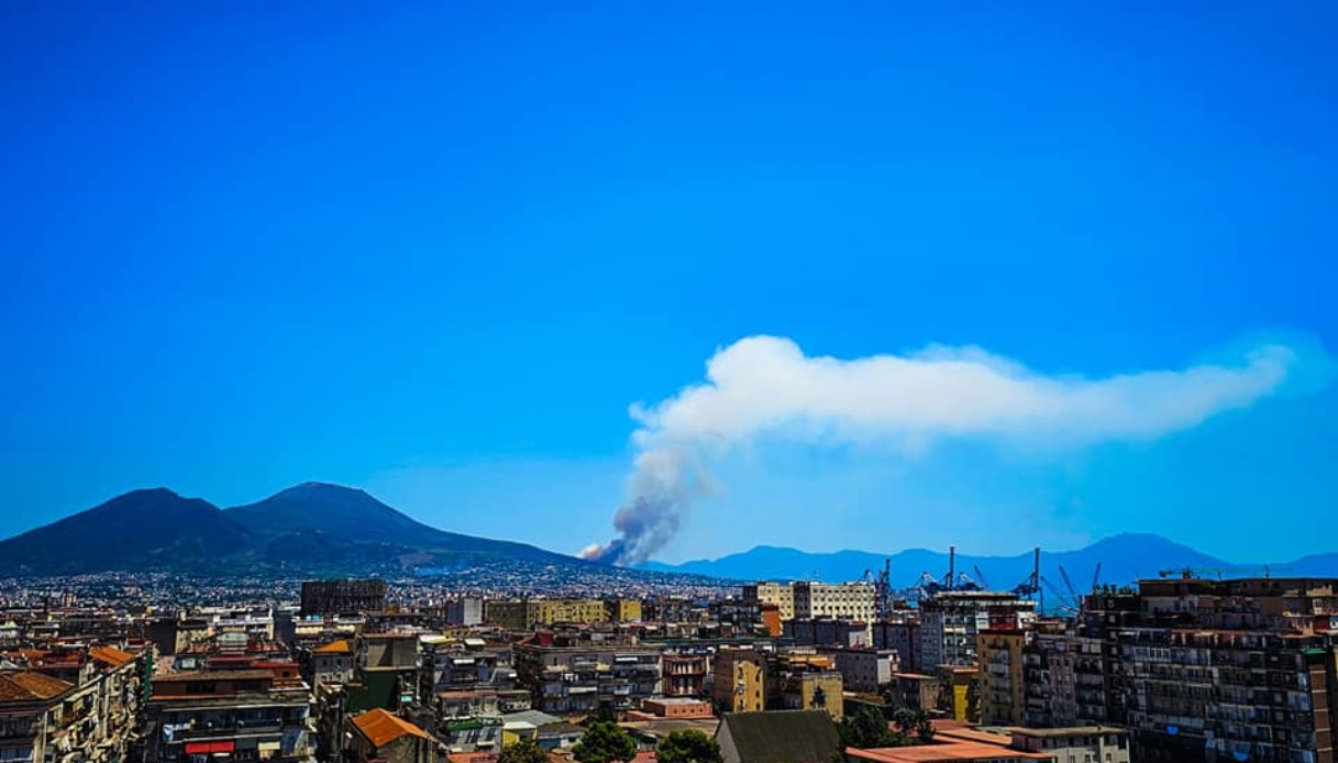 Incendio sul Vesuvio a Napoli, impressionante colonna di fumo nero ...