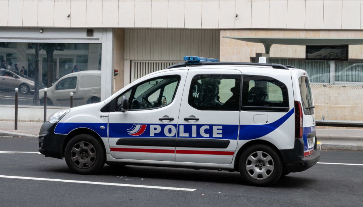 Tragedia a Parigi, padre getta i figli dalla finestra del quinto piano ...