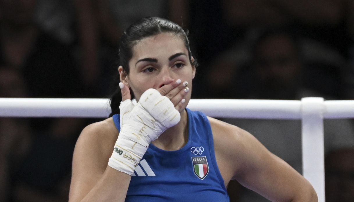 Angela Carini si ritira dalla boxe dopo il match con Imane Khelif alle ...