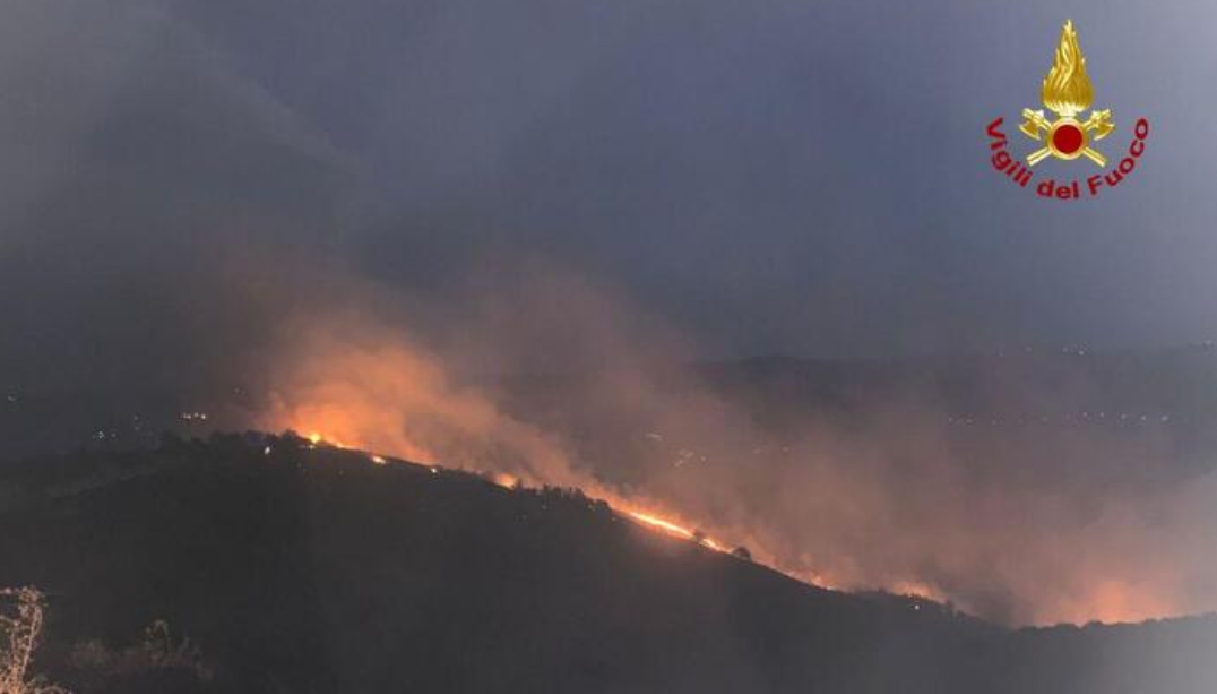 Incendio a Pianoro sulle colline di Montecalvo vicino Bologna: evacuati ...
