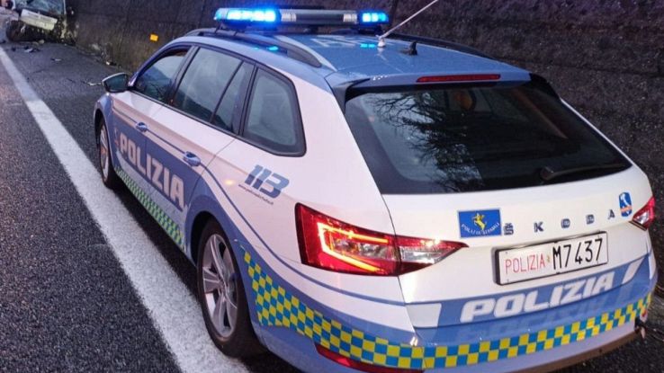Finisce con auto contro il semaforo in via Emilia vicino Parma ...