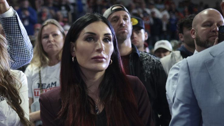 Chi è Laura Loomer, l'influencer complottista vicina a Trump che ha ...