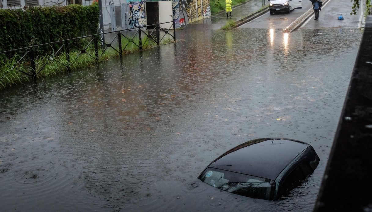 Maltempo a Milano, auto resta bloccata in un sottopasso allagato con l ...