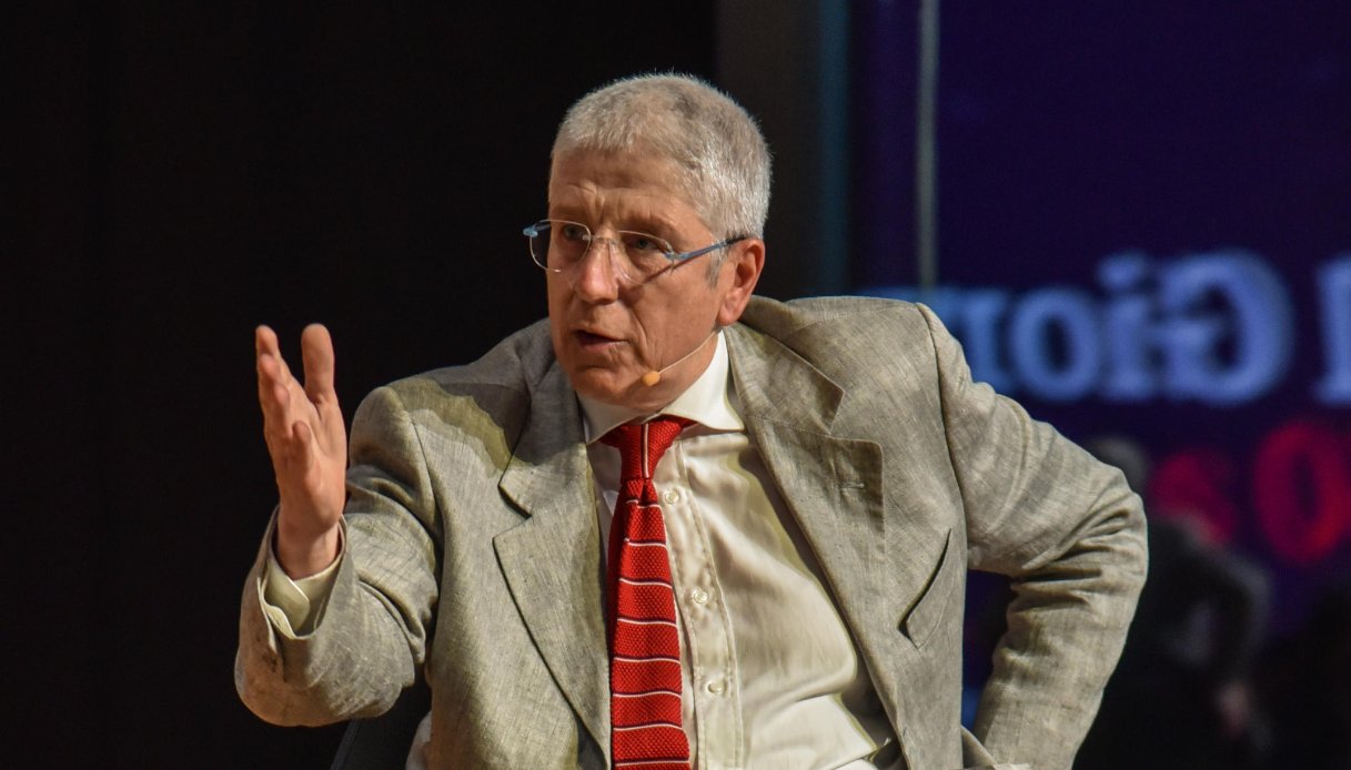 Mario Giordano sbotta a Fuori dal coro su Covid e vaccini, accuse ai ...