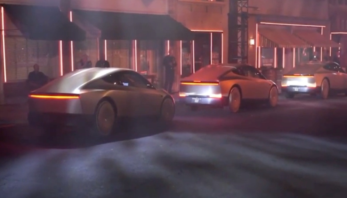 Elon Musk lancia i Tesla Robotaxi e Robovan senza conducente: quando ...