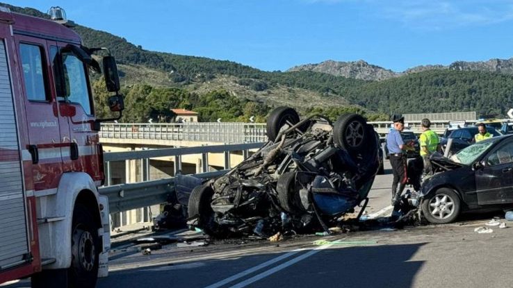 Scontro frontale tra due auto sulla Palermo-Sciacca, tre morti e tre ... Scontro frontale tra due auto sulla Palermo-Sciacca, tre morti e tre ...