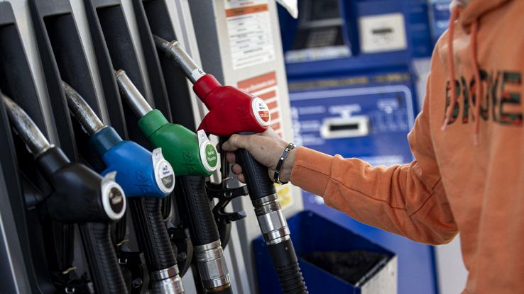 Prezzi di benzina e diesel dopo le voci sulle accise in aumento venerdì ...