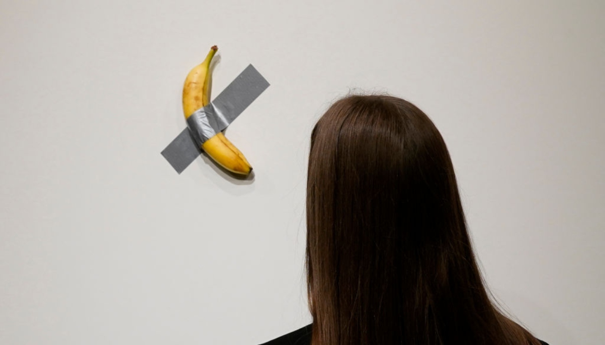 Banana di Cattelan appiccicata al muro venduta all'asta: cifra record ...