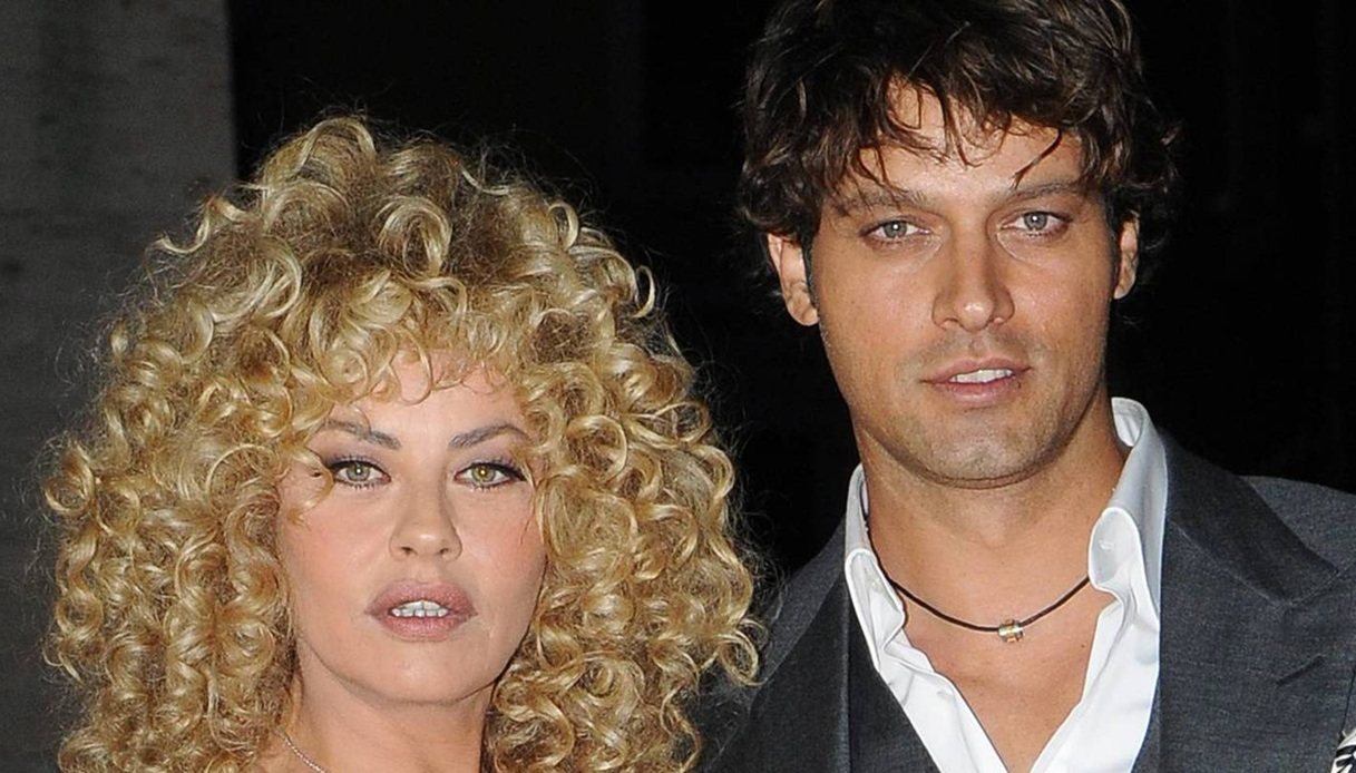 Eva Grimaldi svela l'abuso di cocaina e alcol, poi fa gossip: le storie con Benigni, Amendola e ...