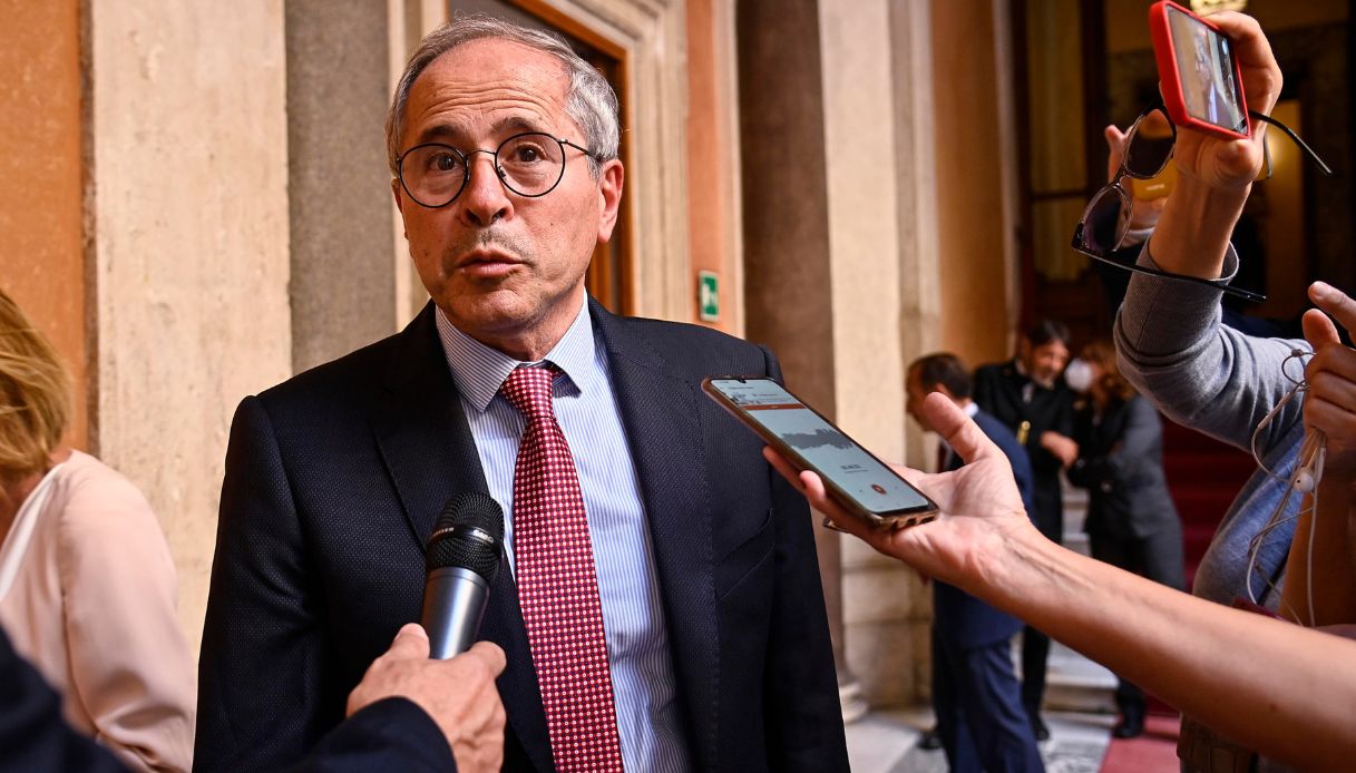 Andrea Crisanti contro lo stop alle multe per i No Vax, il duro attacco al Governo Meloni ...