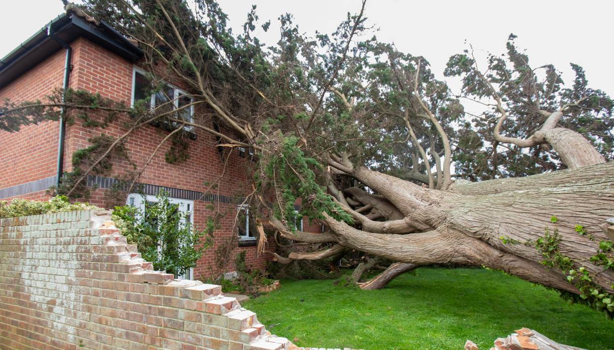 La tempesta Darragh investe il Regno Unito e uccide una persona, è allerta rossa in tutto il Paese