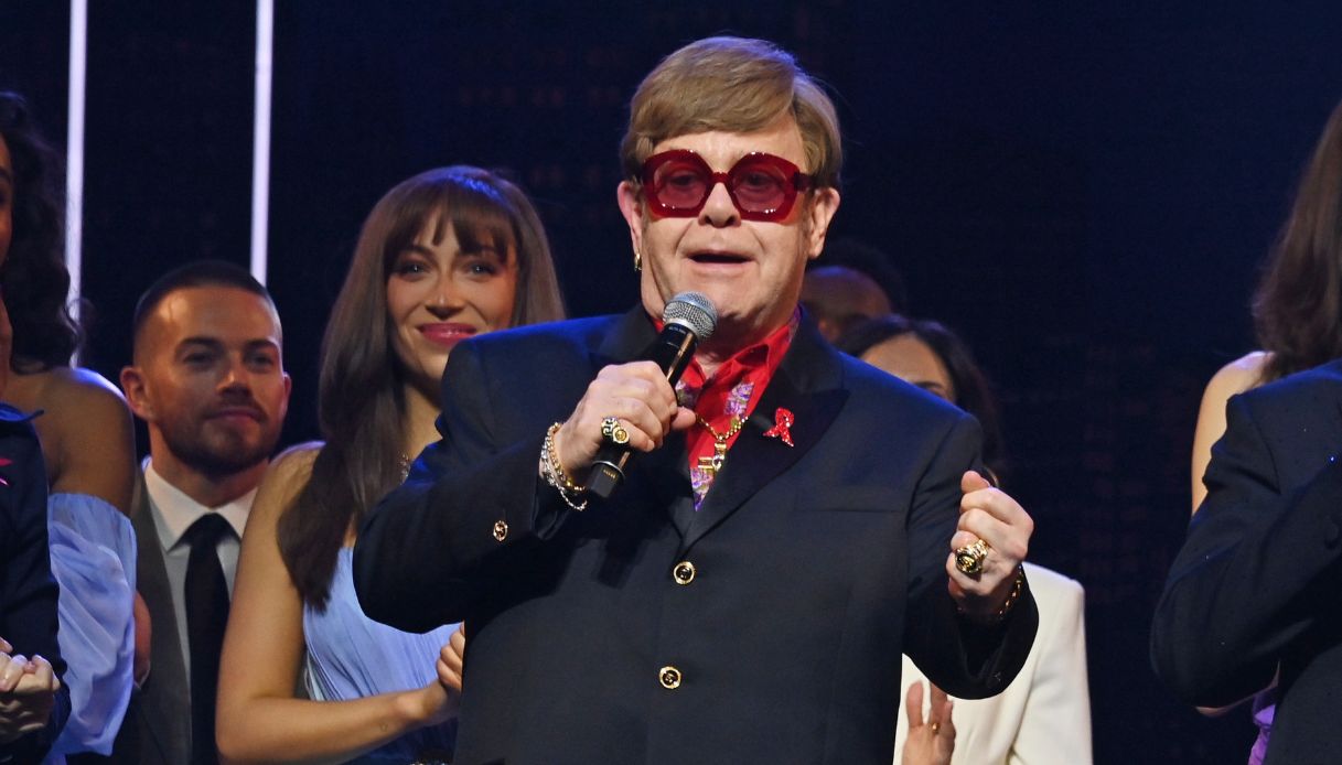 Elton John ha perso la vista dopo un'infezione agli occhi, la ...