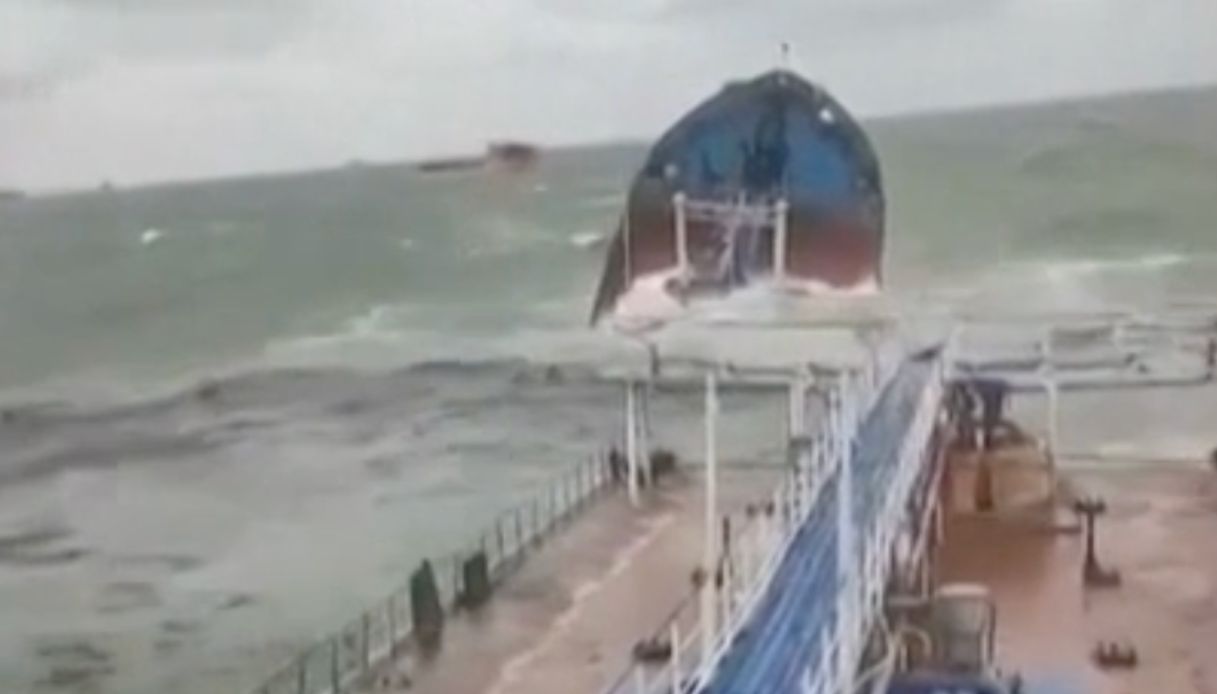 Naufragio nel mar Nero per due petroliere russe e rischio disastro ...