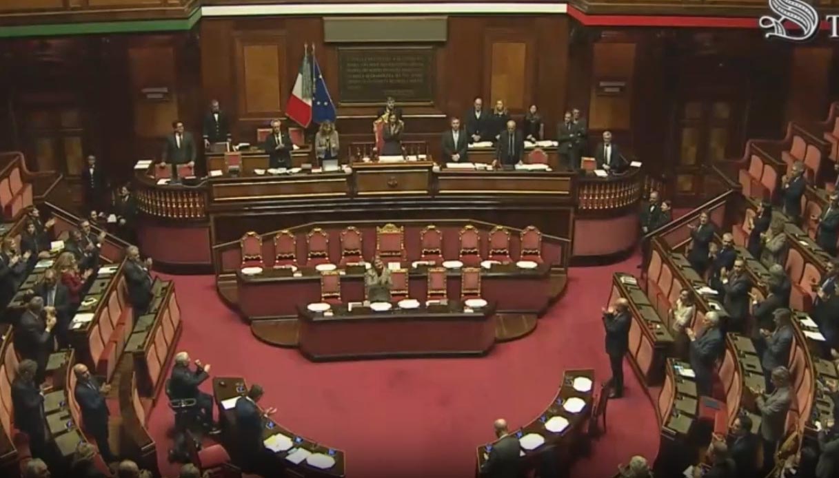 Cecilia Sala liberata in Iran, il video della standing ovation in ...