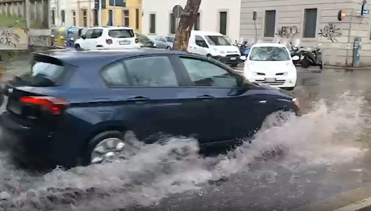 Firenze allagata da una bomba d'acqua, si fermano anche i tram: strade ...