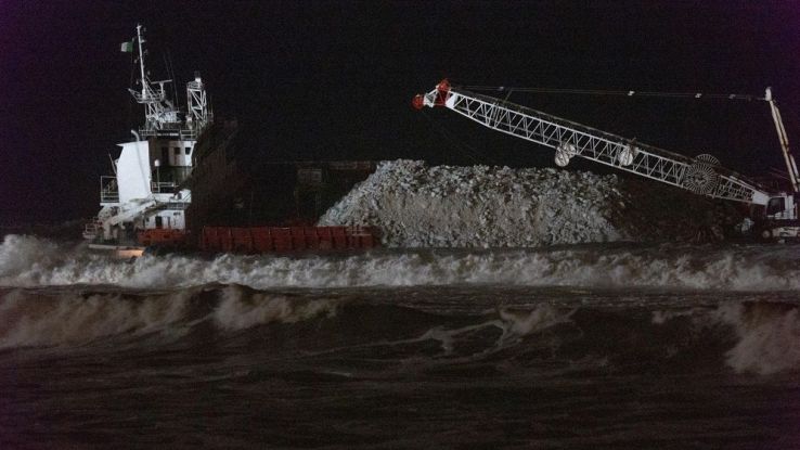 Nave Guang Rong contro il pontile a Massa Carrara, il video dell ...