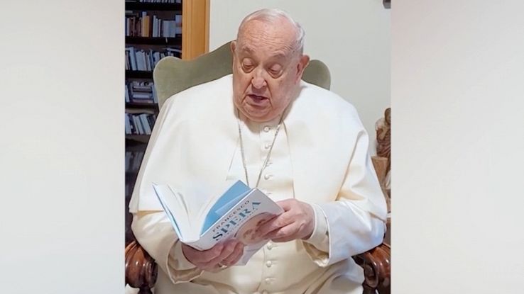 Papa Francesco su TikTok per la prima volta, approda sull'account Mondadori per promuovere il ...