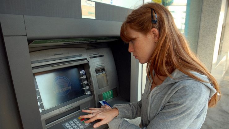 Rivoluzione Bancomat con l'addio agli sportelli Atm, come si ...