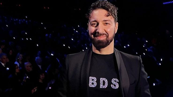 Il Maestro Barnaba a Sanremo 2025 con una maglietta del movimento ...