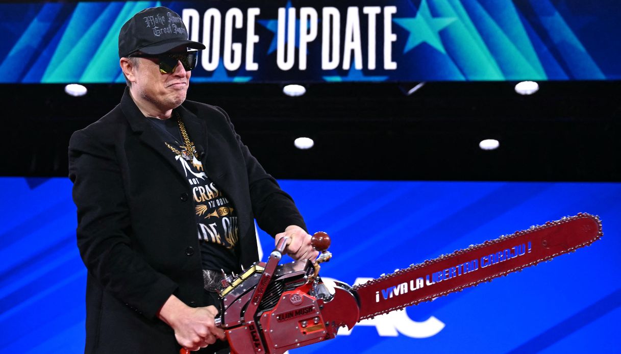 Il video di Elon Musk con la motosega di Milei sul palco: perché è il simbolo del presidente ...