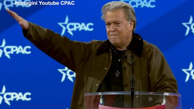 Steve Bannon scatena le polemiche al CPAC con un gesto interpretato ...