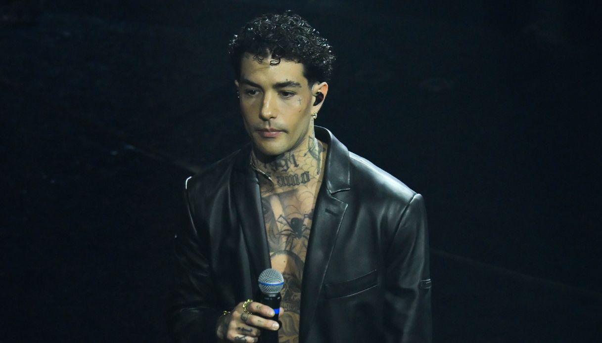 Tony Effe sbotta a Sanremo 2025 per la collana, la Rai lo costringe a ...