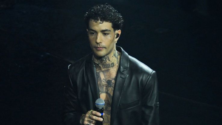 Tony Effe sbotta a Sanremo 2025 per la collana, la Rai lo costringe a ...