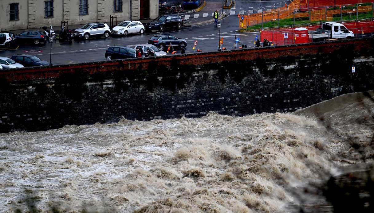 Maltempo e allerta meteo in Toscana ed Emilia Romagna, emergenza per fiumi esondati e allagamenti