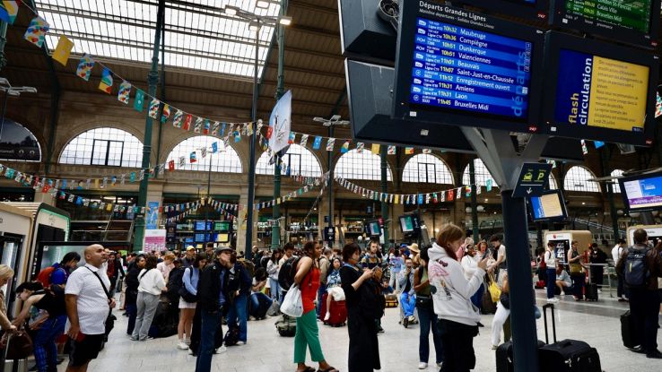 Bomba trovata vicino alla stazione di Parigi Gare du Nord, stop ai ...
