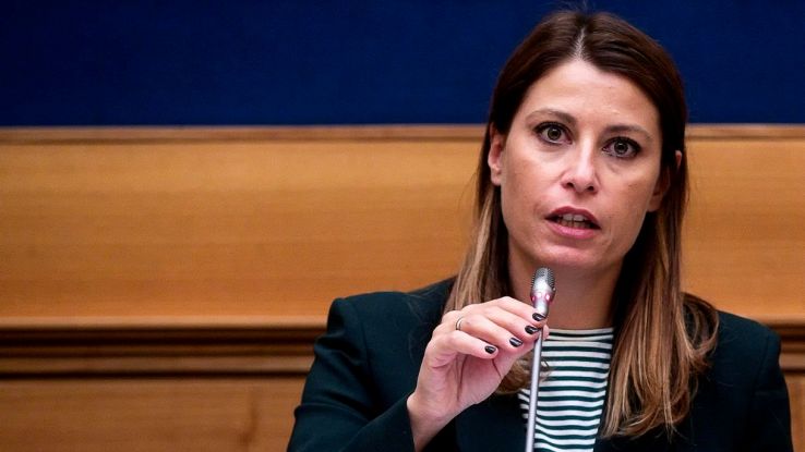 Elisabetta Piccolotti moglie di Fratoianni nella bufera del Tesla-gate ...