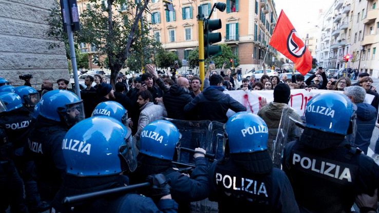 Tensione a Roma per l'apertura della nuova sede di Forza Nuova, saluti ...