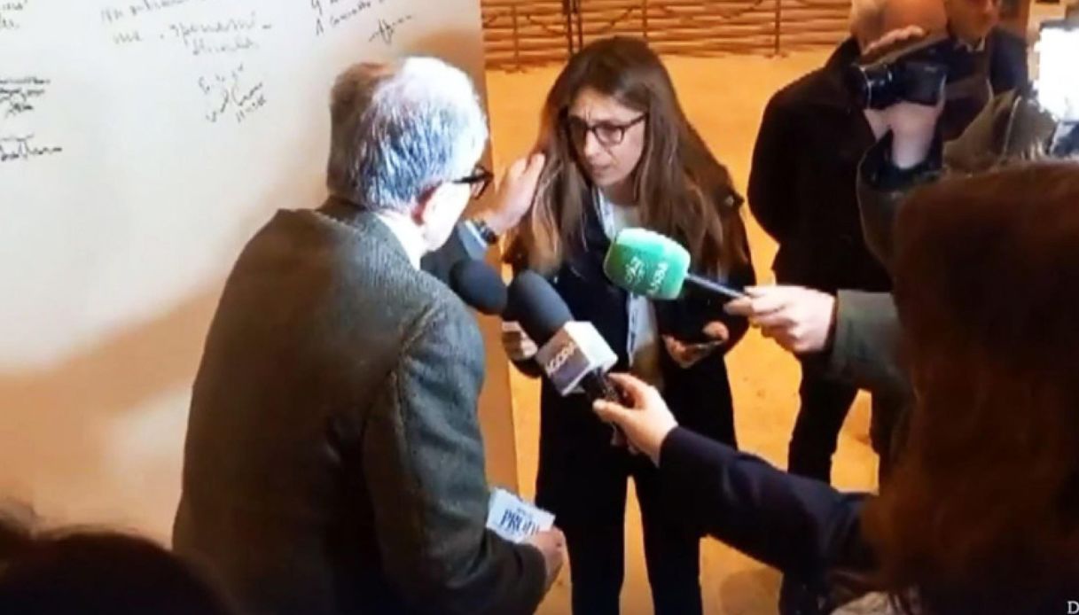 Romano Prodi chiede scusa per la tirata di capelli alla giornalista ...