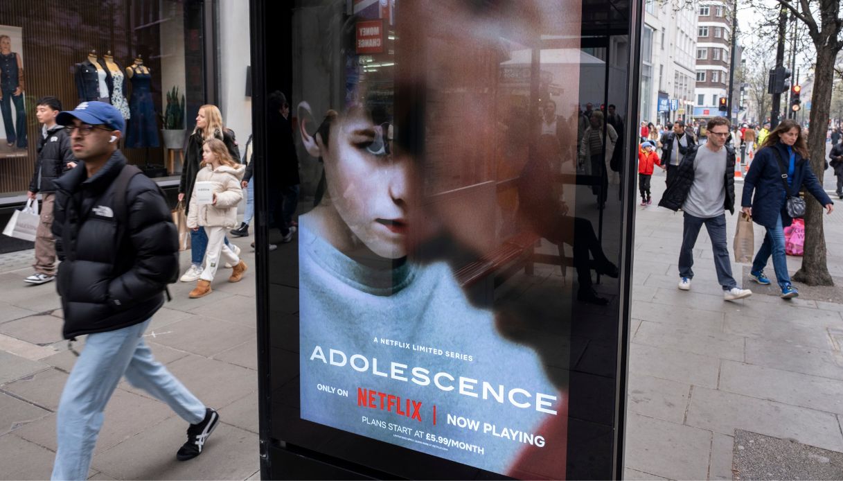 La serie Adolescence su Netflix sconvolge il Regno Unito, il premier ...