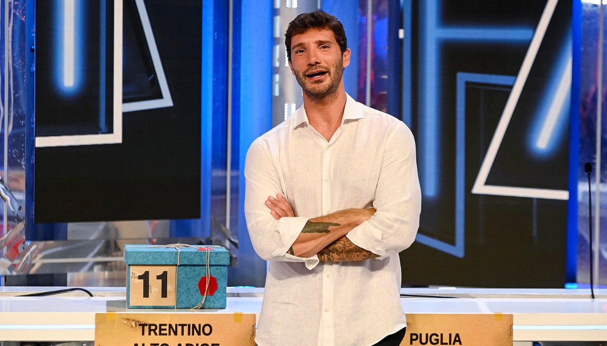 Striscia la Notizia accusa Affari Tuoi sulle vincite nei pacchi: "Gioco pilotato". L'inchiesta e ...