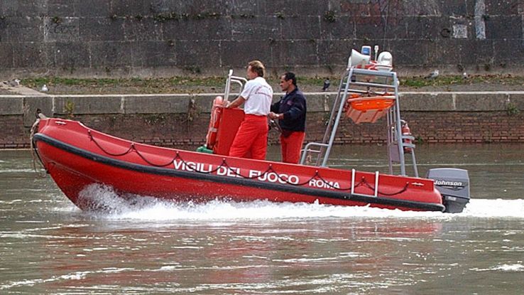 Ragazzo 16enne disperso nel Tevere a Roma, il testimone: "Si è tuffato ...