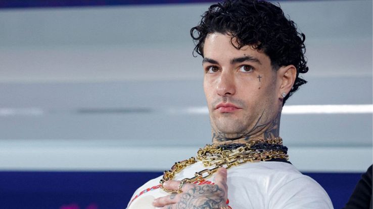 Tony Effe indagato per la rissa in discoteca in Costa Smeralda, le ...