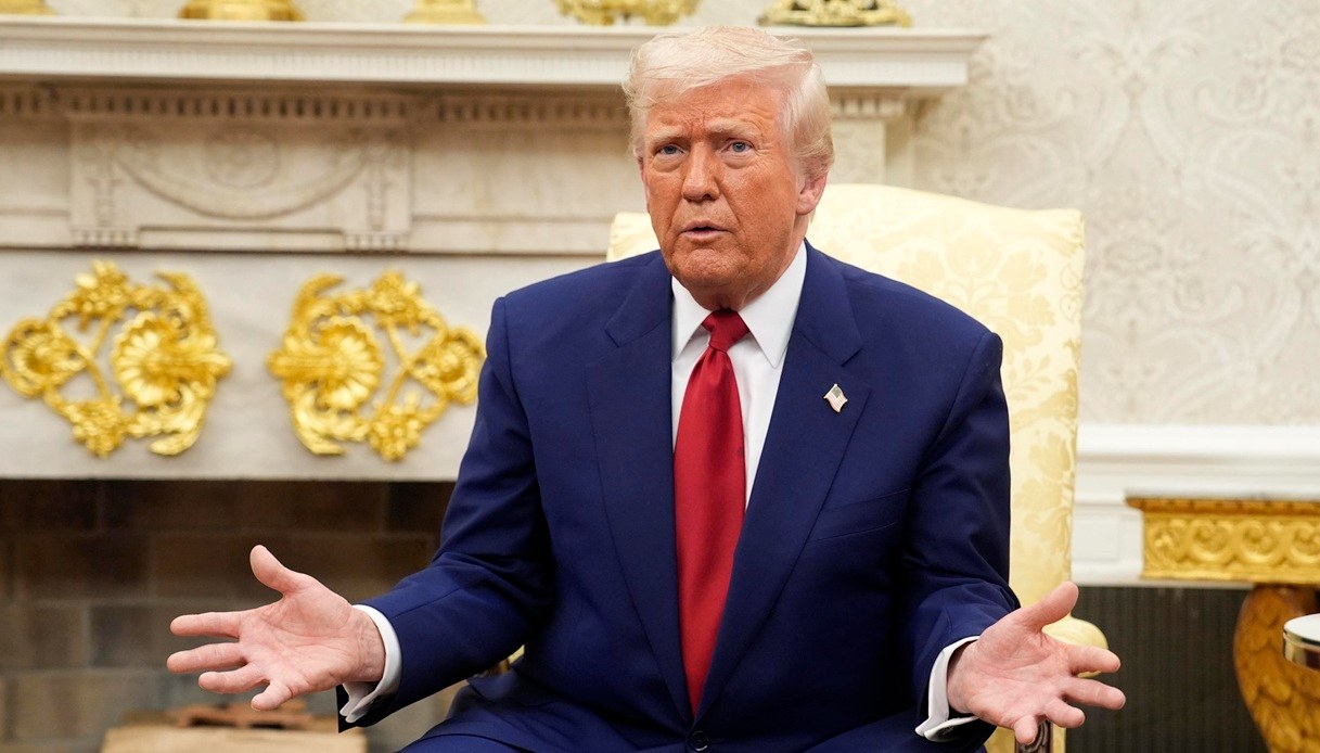 La pazza giornata di Trump dagli insulti da bullo alla sospensione dei ...